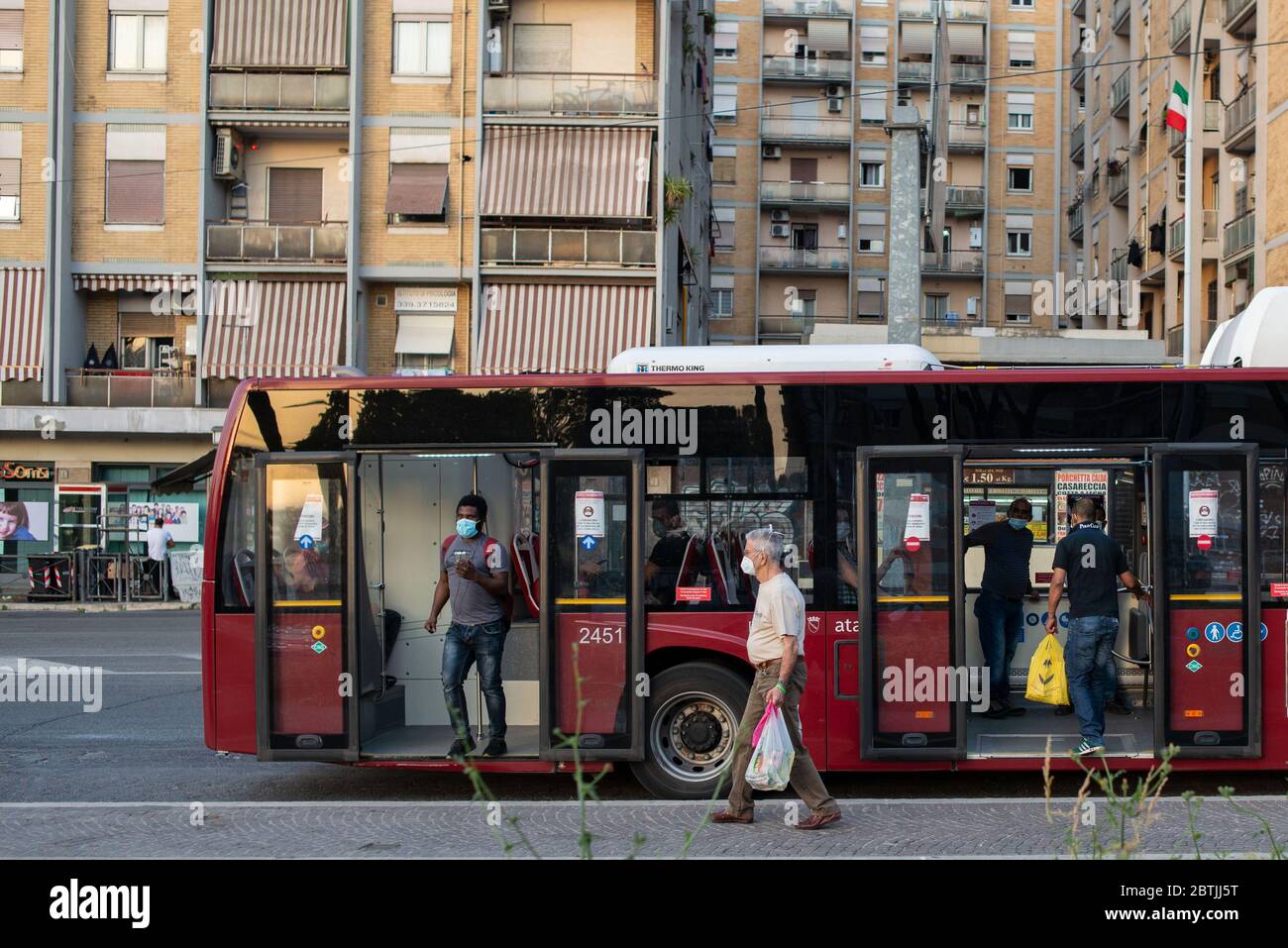 Rome, Italy: Bus at the bus stop. © Andrea Sabbadini Stock Photo - Alamy