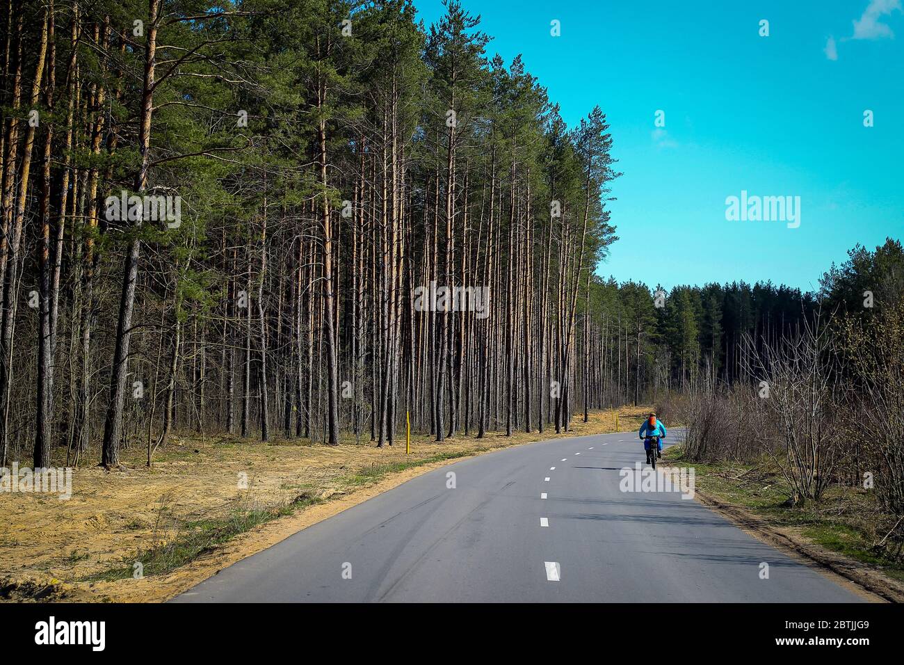 Road through summer city hi-res stock photography and images - Alamy