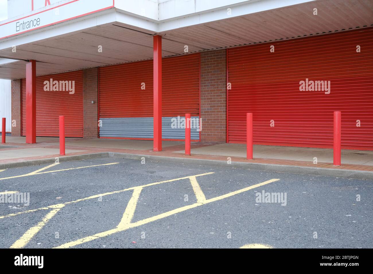 Closed shop shutters hi-res stock photography and images - Alamy
