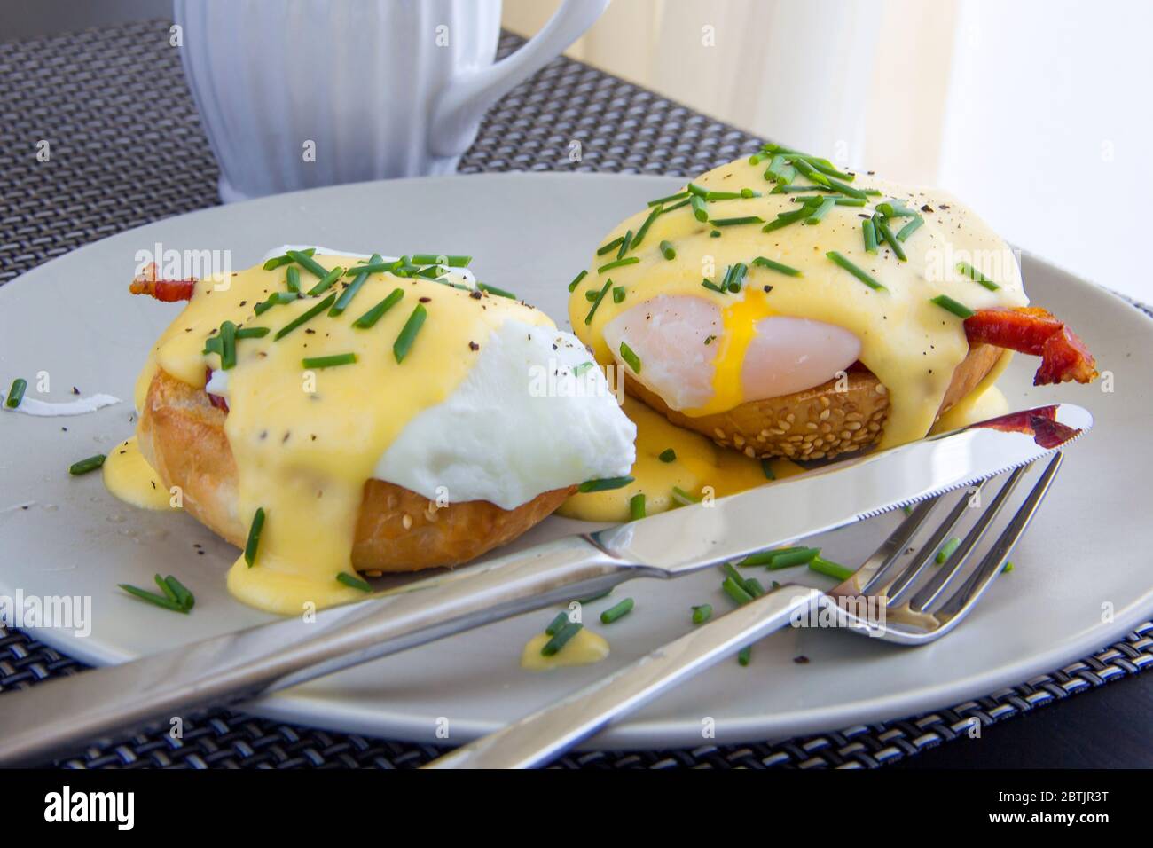 Poached eggs hollandaise sauce High Resolution Stock Photography and ...