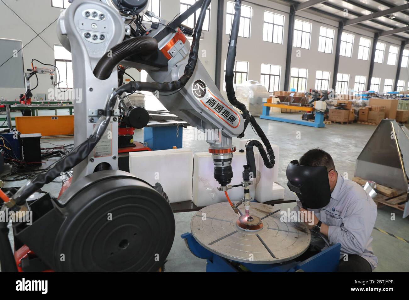 Robots working in china hi-res stock photography and images - Alamy