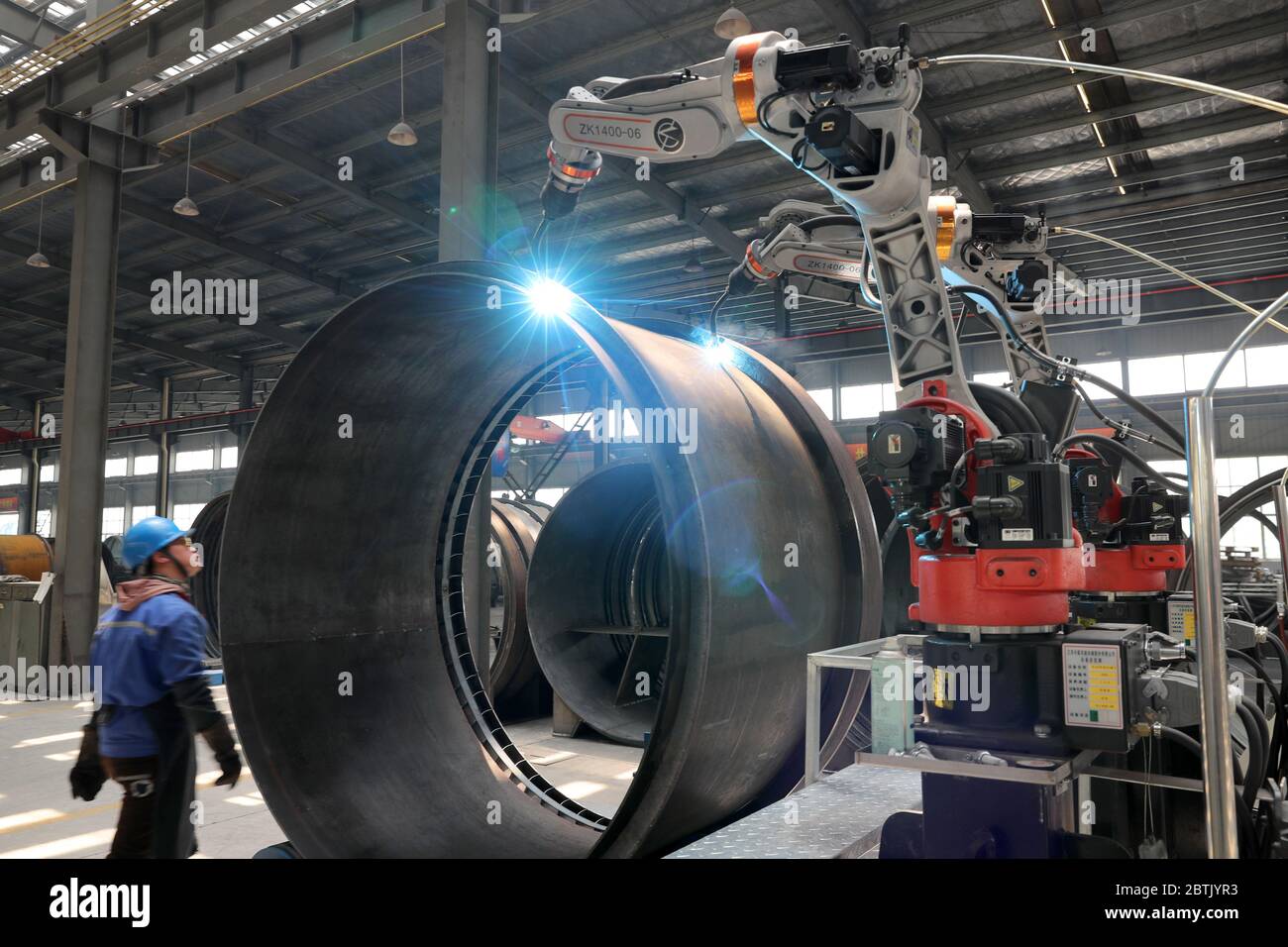 Robots working in china hi-res stock photography and images - Alamy