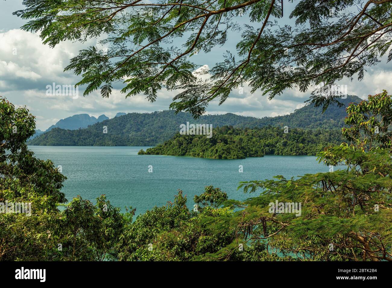 Khao sok national park cheow lake hi-res stock photography and images ...