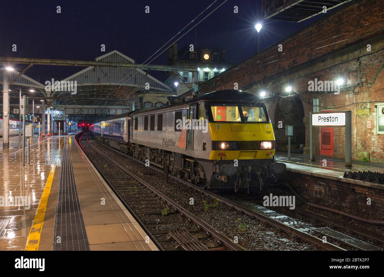 the 2350 London Euston - Glasgow & Edinburgh caledonian sleeper waits ...