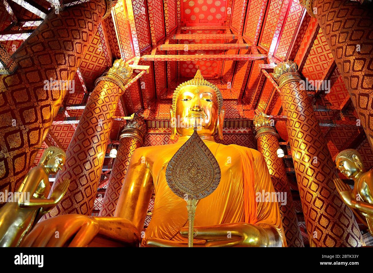 Giant golden Buddha at Wat Phanan Choeng in Ayutthaya Stock Photo - Alamy
