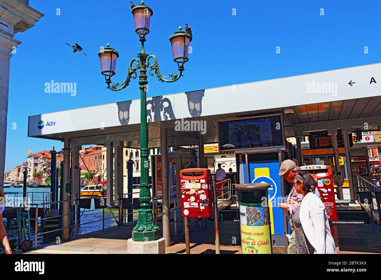 Canale grande with ferry boat hi-res stock photography and images - Alamy