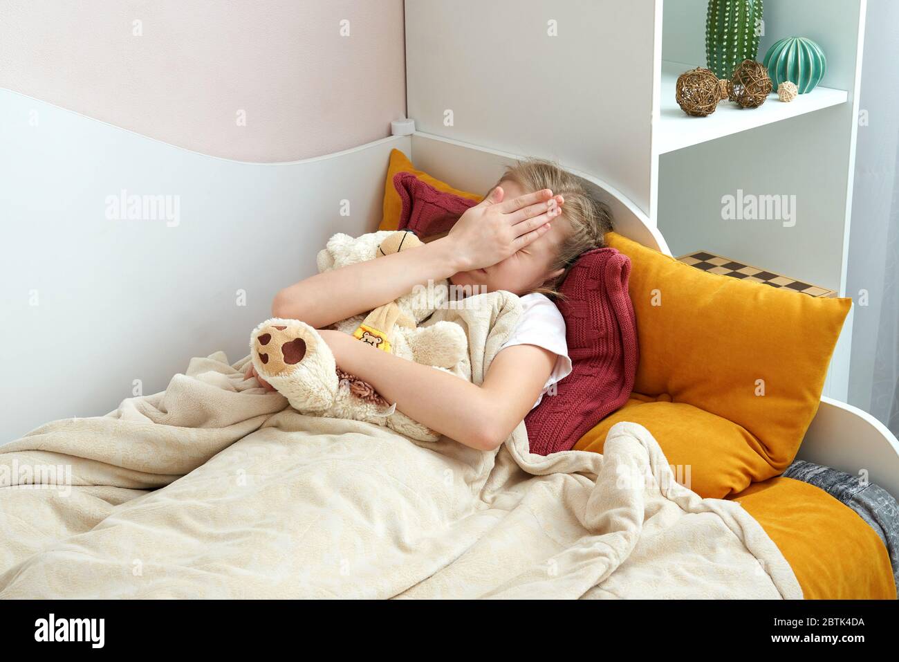 Child feeling sick in bed hi-res stock photography and images - Alamy