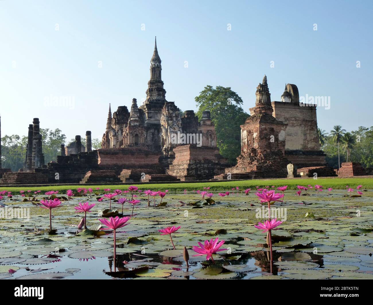 The amazing Wat Mahathat in the Historical Park of Sukhothai behind a ...