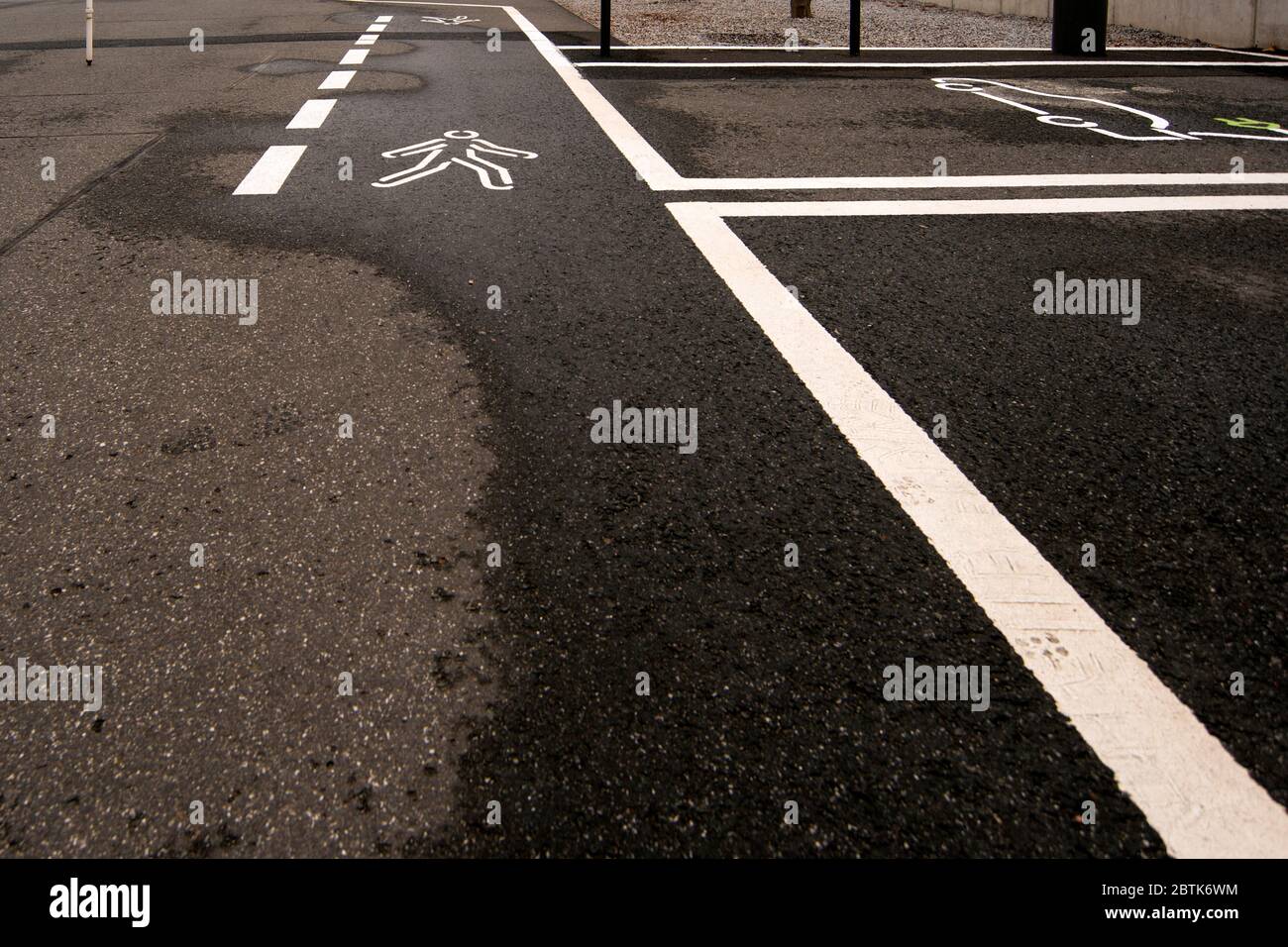 Wet rainy asphalt background surface hi-res stock photography and ...
