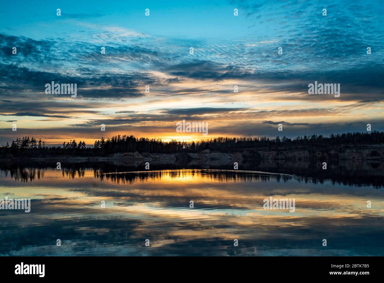 Blue water mirror image hi-res stock photography and images - Alamy