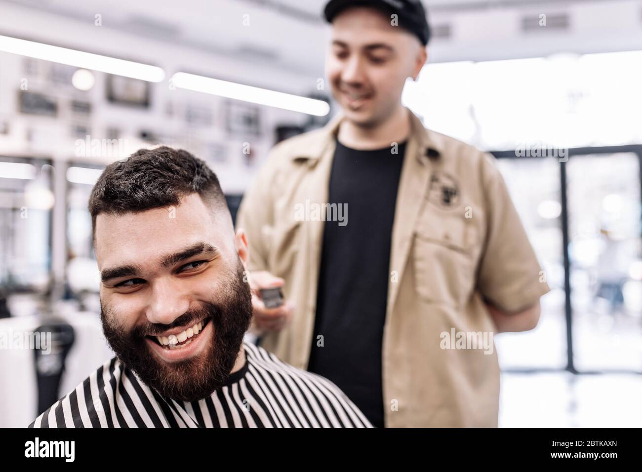 Shaving beard barber cutting mens hi-res stock photography and images ...