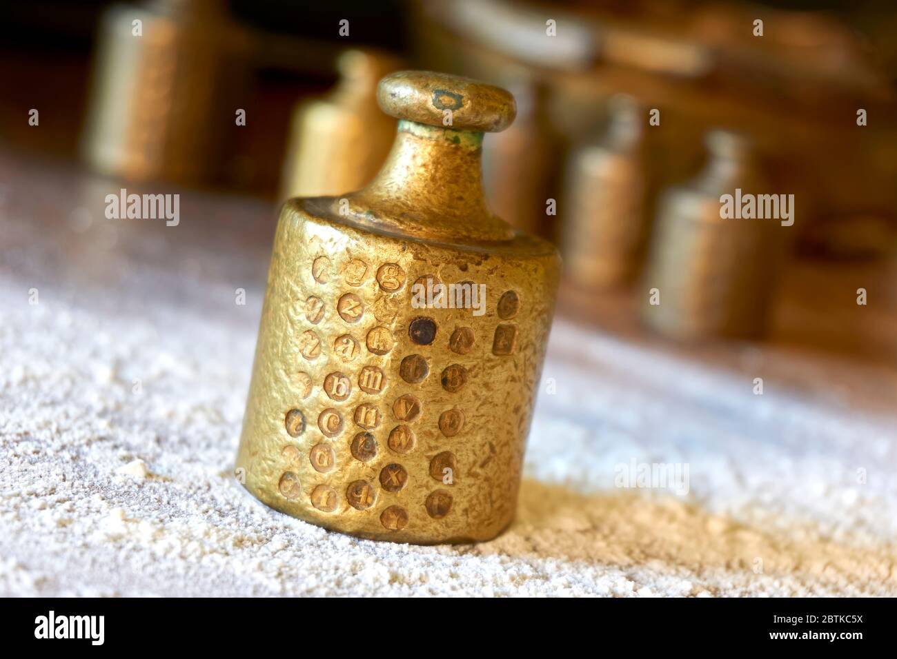 Copper scale balance hi-res stock photography and images - Alamy