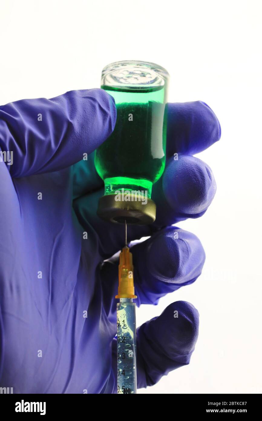 Syringe and vial preparation by medical staff Stock Photo - Alamy