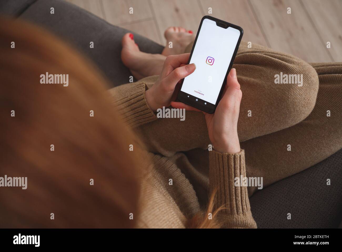 Instagram logo girl holding phone hi-res stock photography and images ...