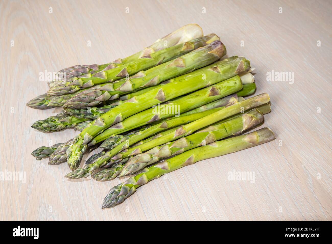 A bundle of cut fresh asparagus (Asparagus officinalis) shoots (spears ...