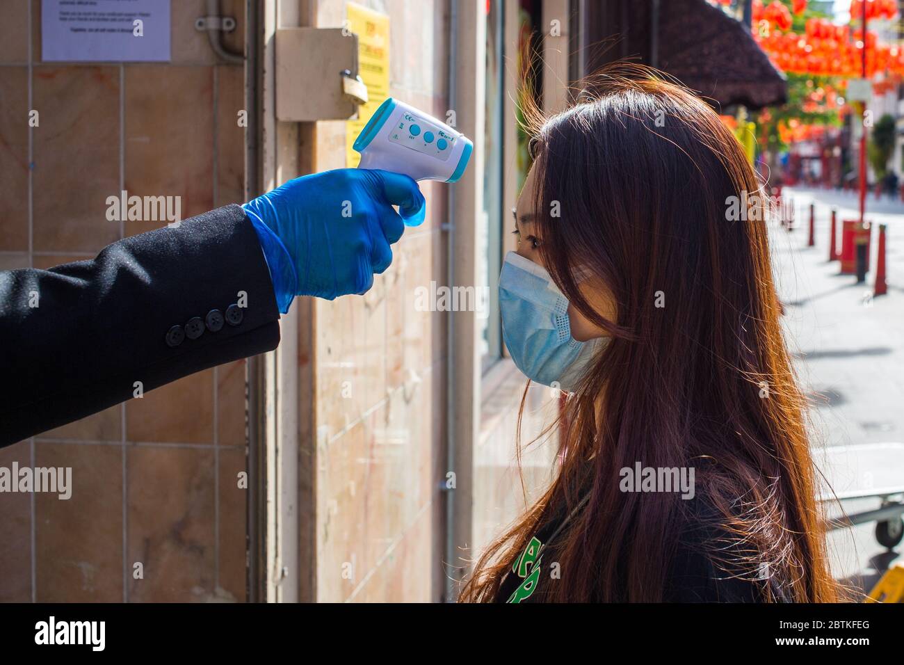 Head thermometer hi-res stock photography and images - Alamy