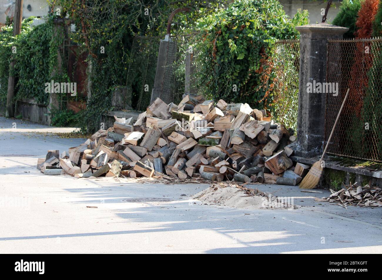 Broken metal fence hi-res stock photography and images - Alamy