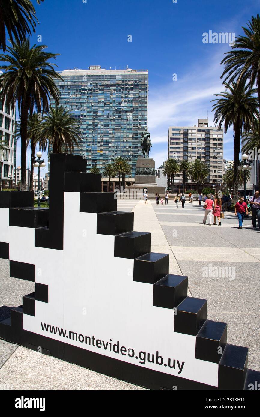 Sculpture on Plaza Independencia in the Old City District, Montevideo ...