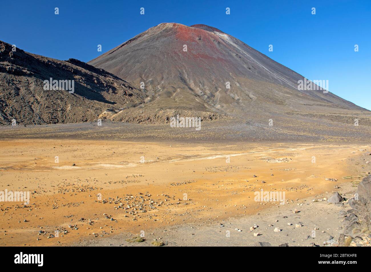 Crater of ngauruhoe, new zealand hi-res stock photography and images ...