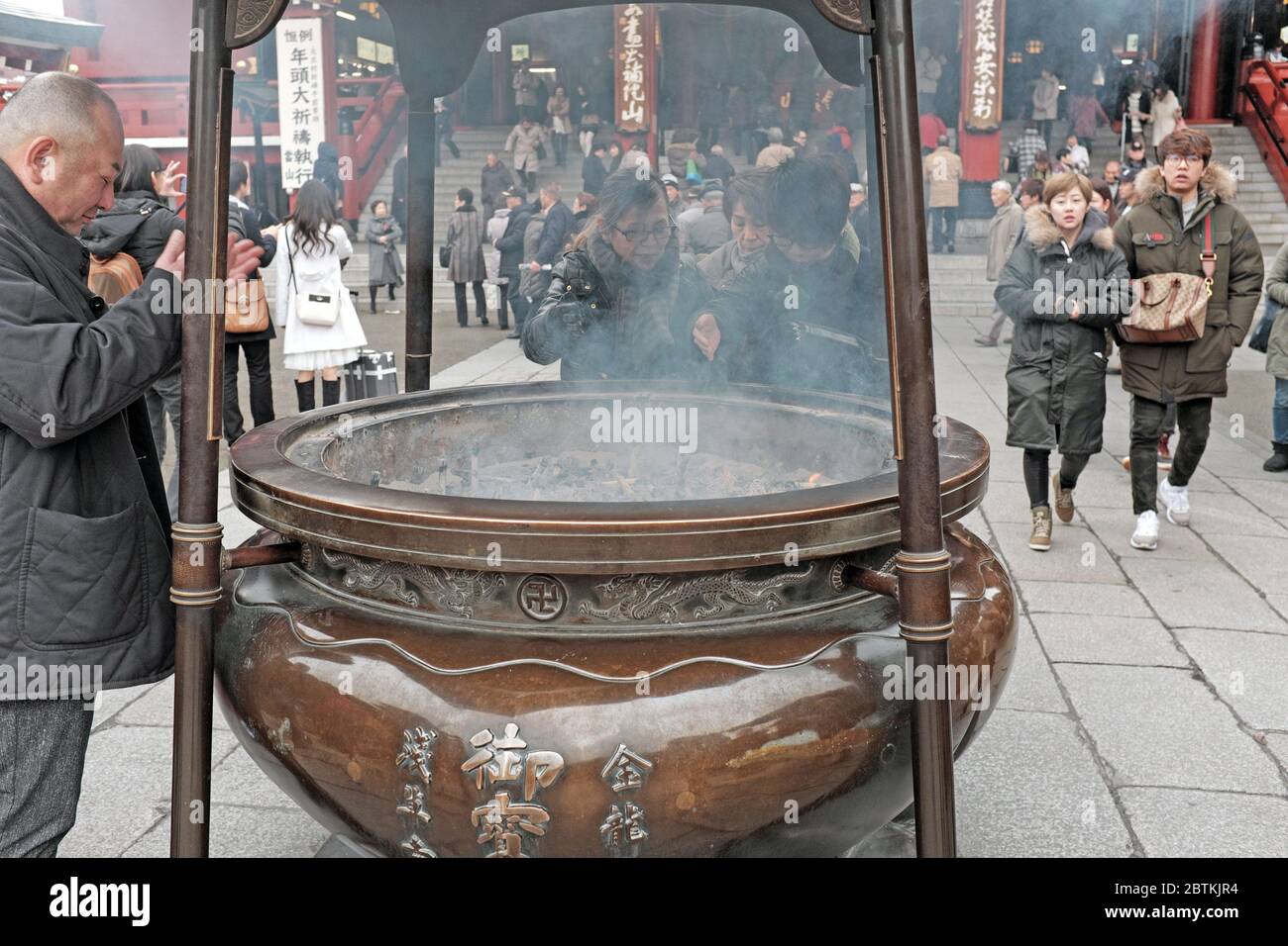 Japanese visitors to Senso-Ji Buddhist Temple in Asakusa, Tokyo, Japan ...