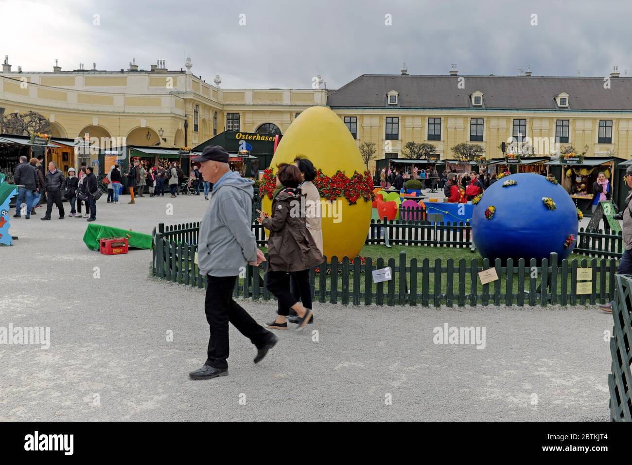 Large easter egg hi-res stock photography and images - Alamy