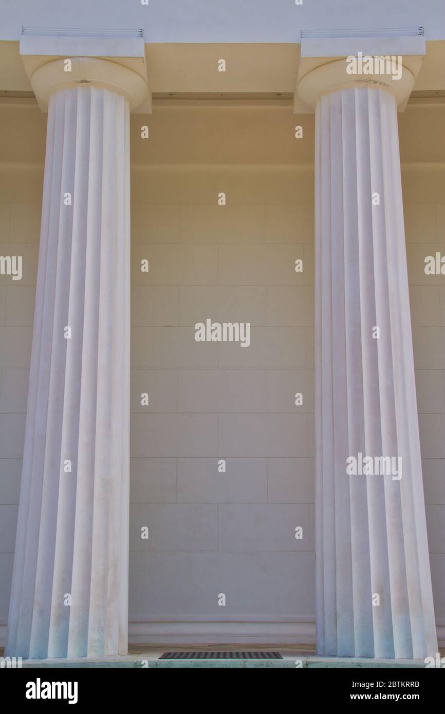 White marble pillars hi-res stock photography and images - Alamy