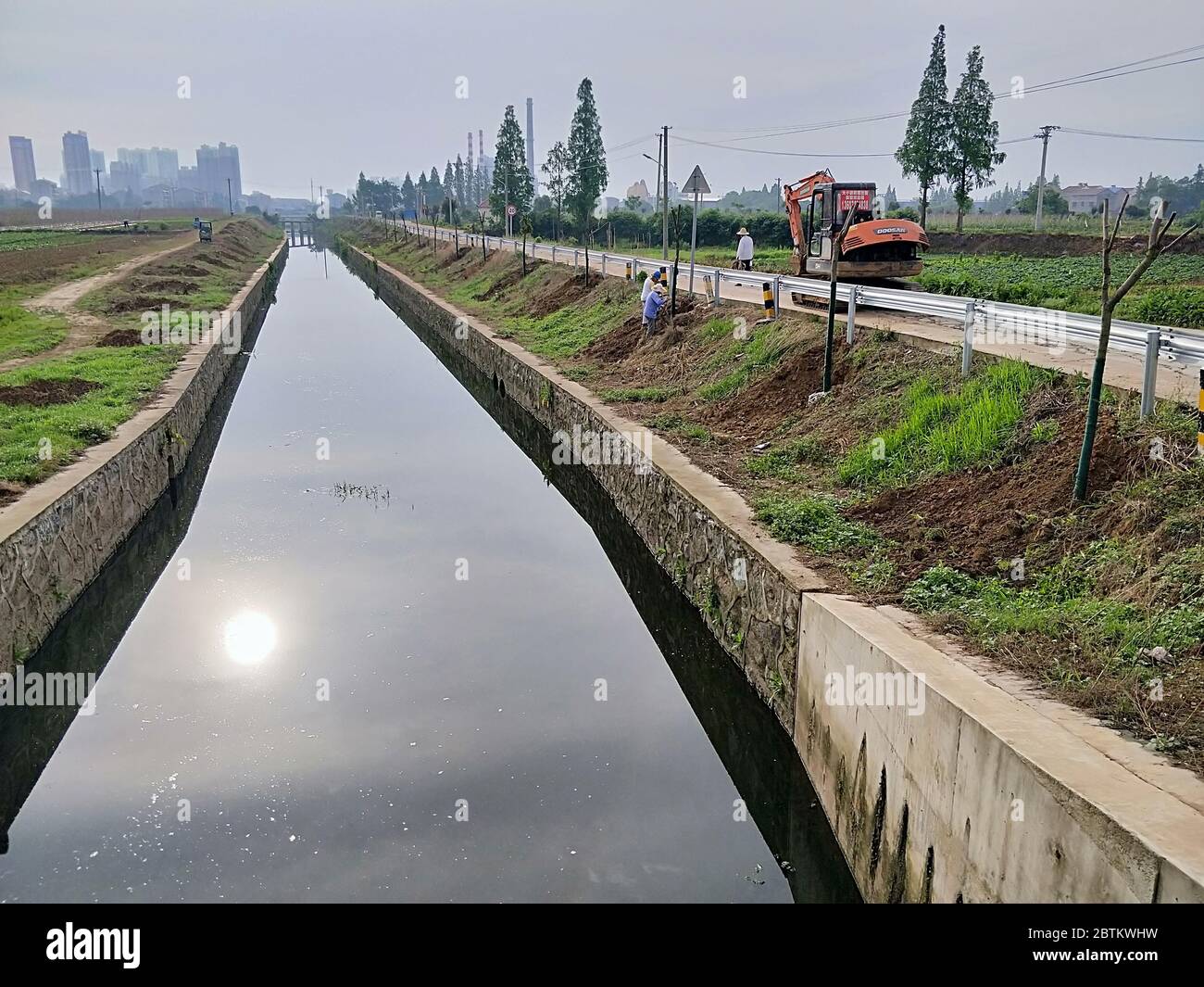 Xiaogan, Xiaogan, China. 27th May, 2020. HubeiÃ¯Â¼Å'CHINA-Workers plant ...