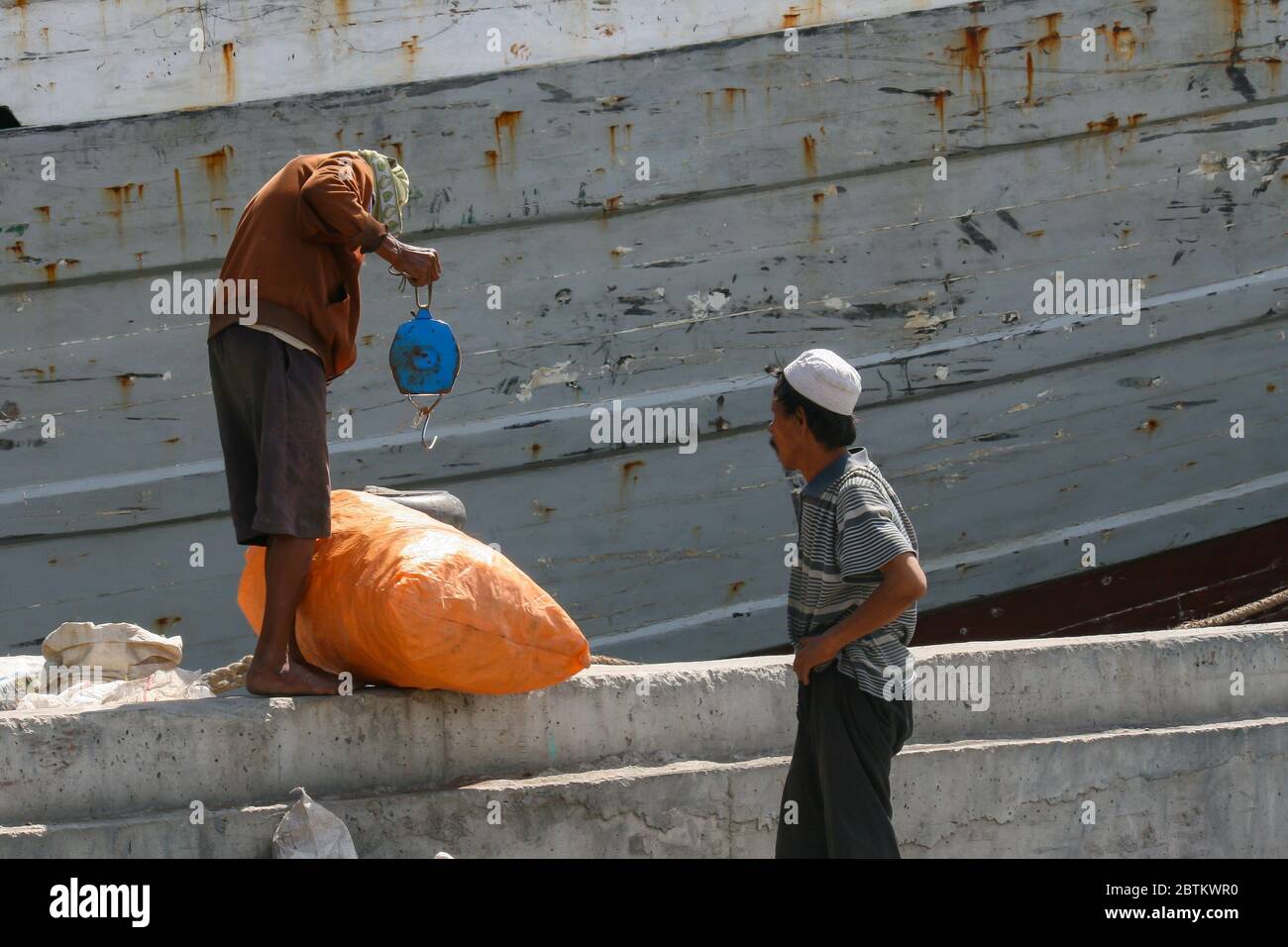 Men loading sacks hi-res stock photography and images - Alamy