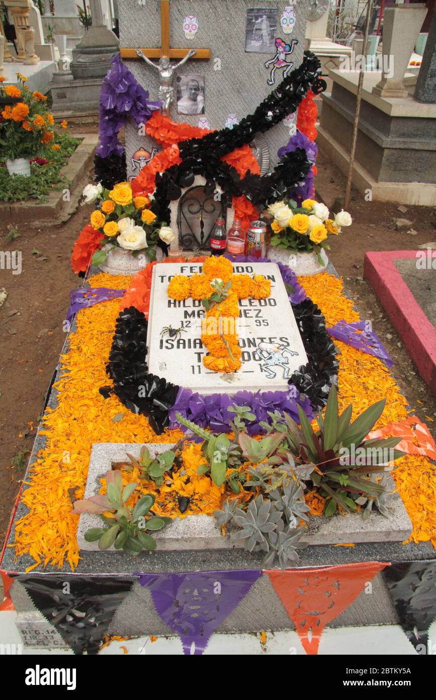 Day of the dead mexico grave hi-res stock photography and images - Alamy