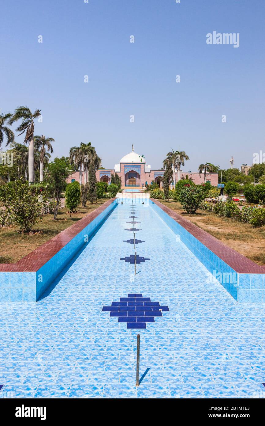 Entrance and garden of Shah Jahan Mosque, Jamia Masjid of Thatta ...