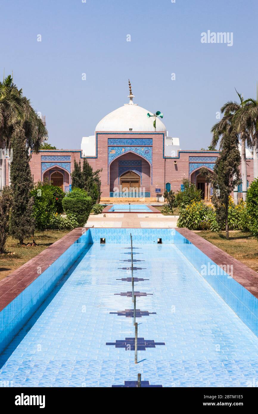 Entrance and garden of Shah Jahan Mosque, Jamia Masjid of Thatta ...