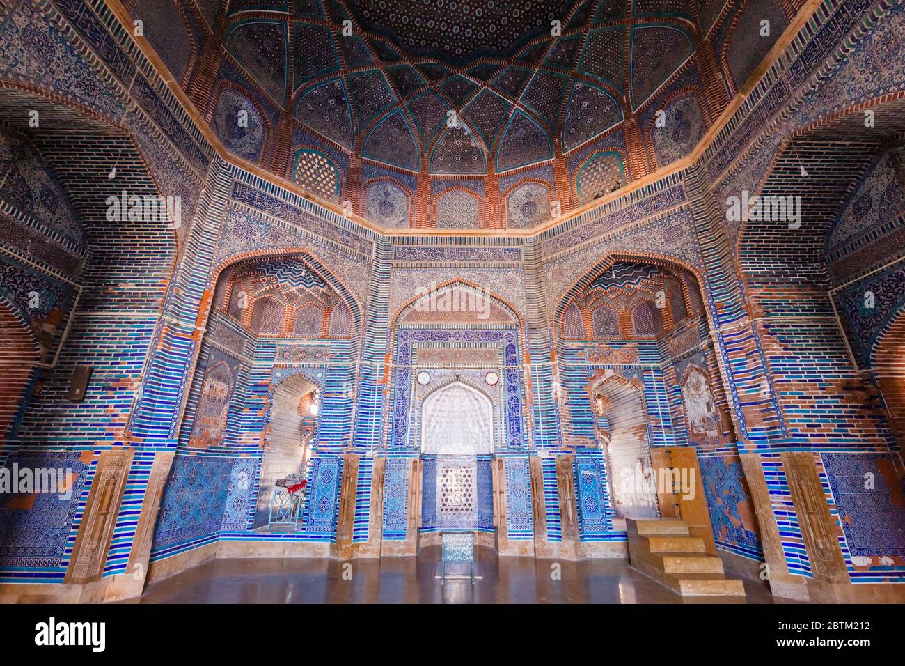 Interior with dome ceiling at Shah Jahan Mosque, Jamia Masjid of Thatta ...