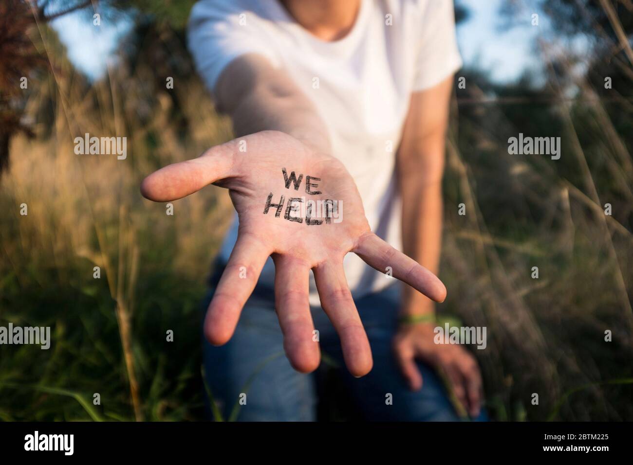 Reach out helping hand hi-res stock photography and images - Alamy