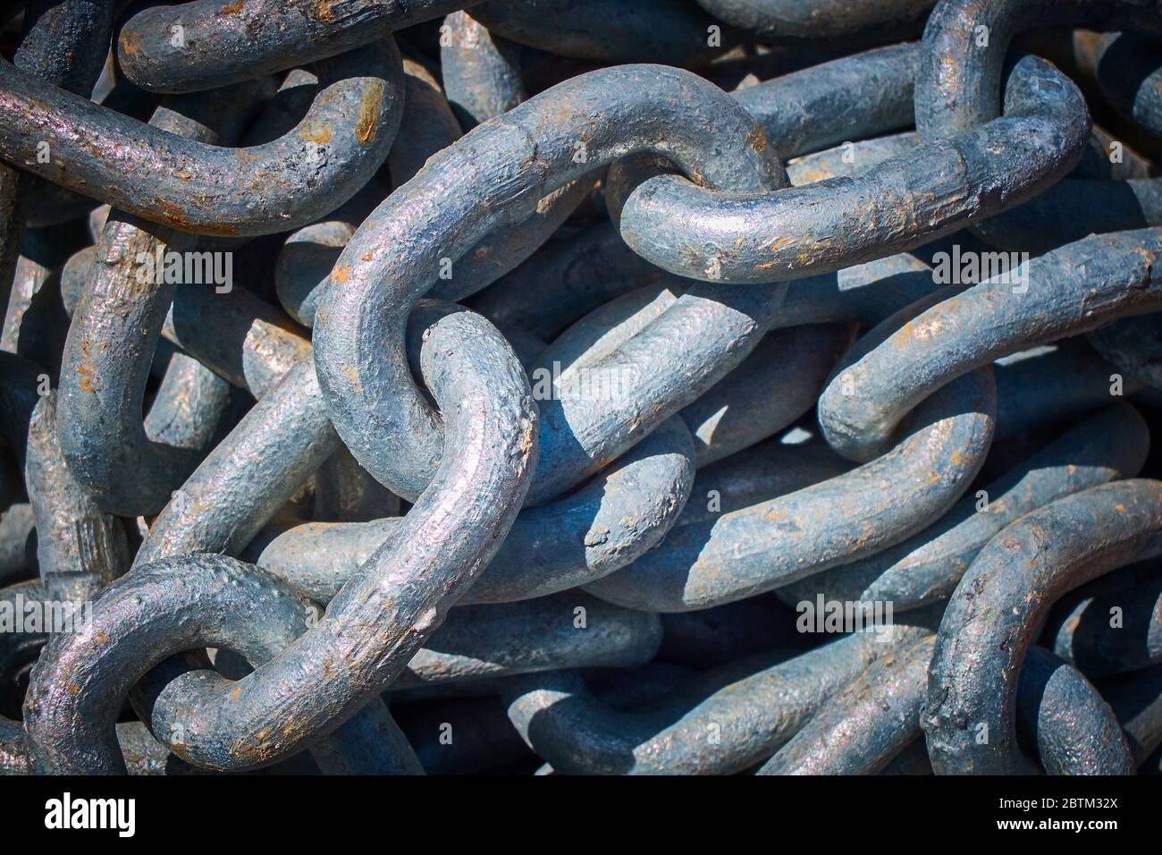 Rolled metal chain background or pattern concept Stock Photo - Alamy