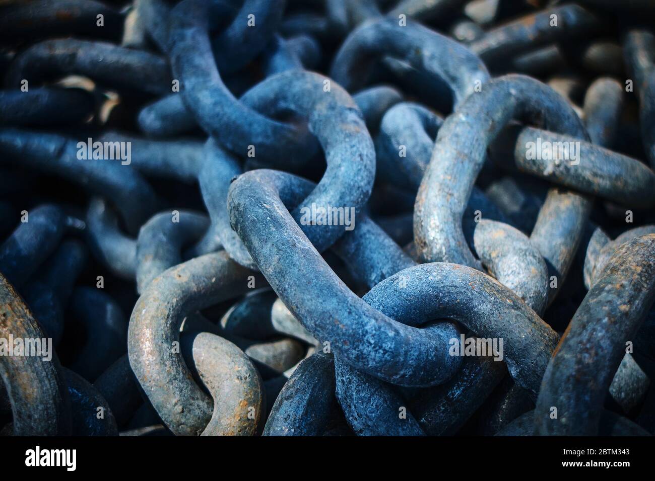 Rolled metal chain background or pattern concept Stock Photo - Alamy