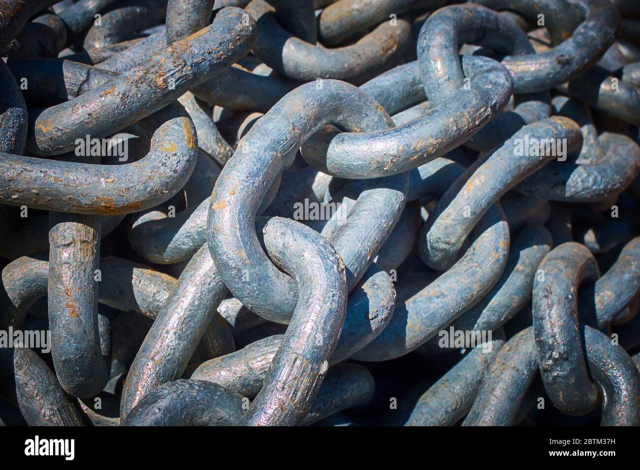 Rolled metal chain background or pattern concept Stock Photo - Alamy