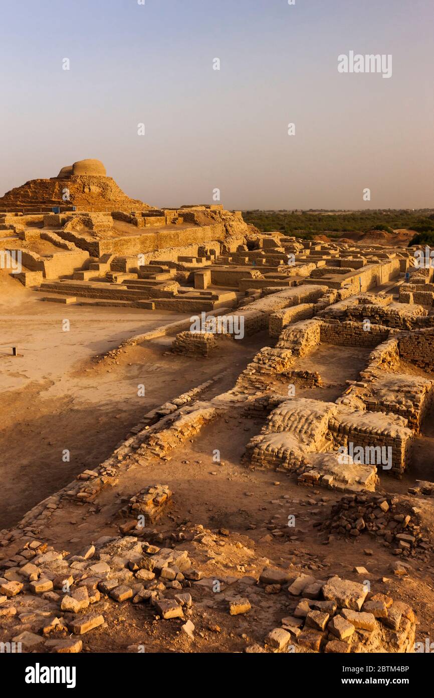 Mohenjo daro, Buddhist stupa, Indus Valley Civilisation, 2500 BCE ...