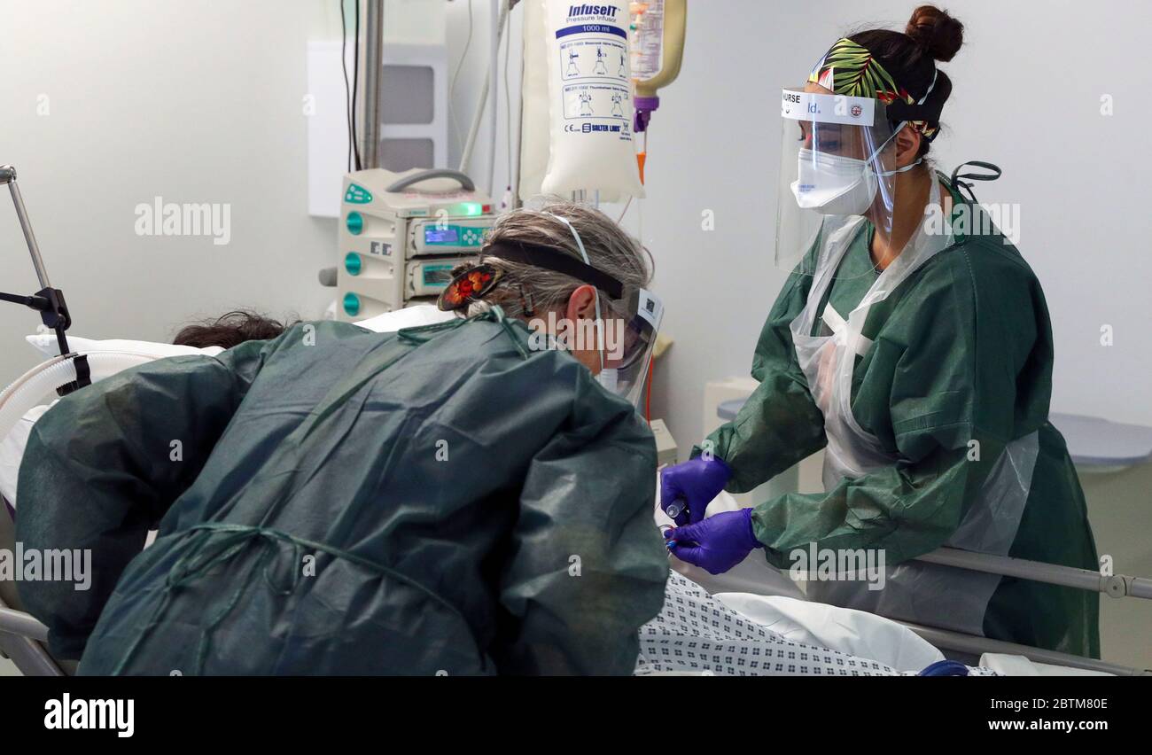 Treating victims coronavirus hi-res stock photography and images - Alamy