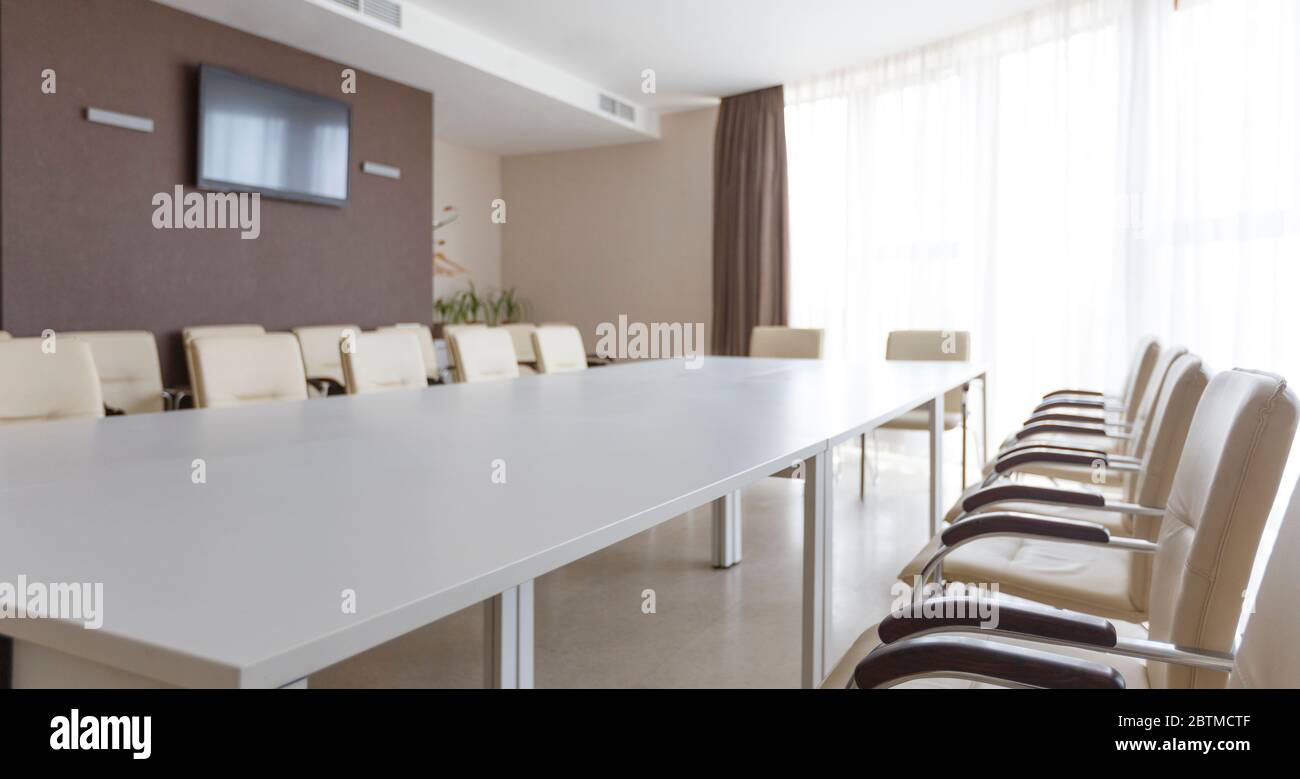 Meeting room with large white table, chairs Stock Photo - Alamy