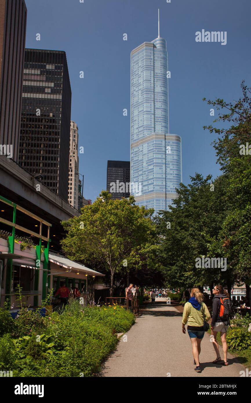 Chicago riverwalk river trump tower hi-res stock photography and images ...