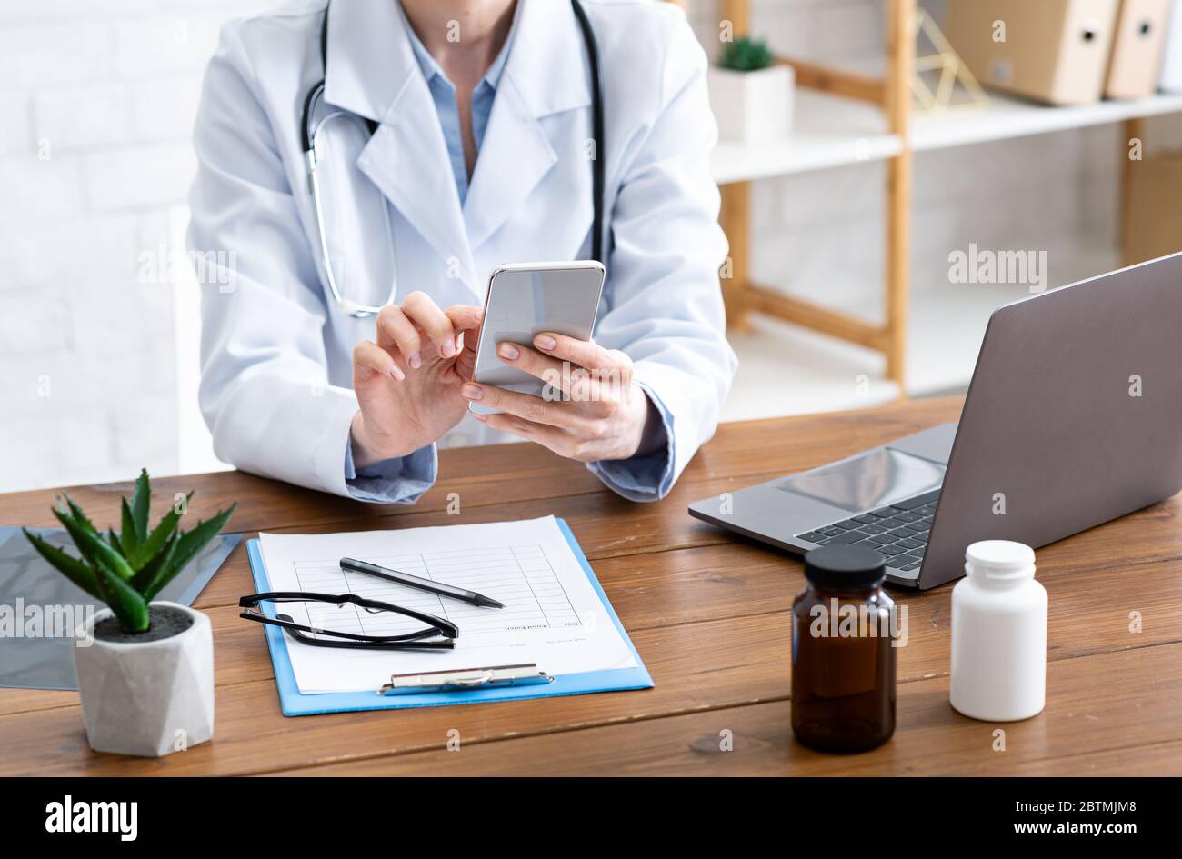 Doctor clinic patient phone hi-res stock photography and images - Alamy