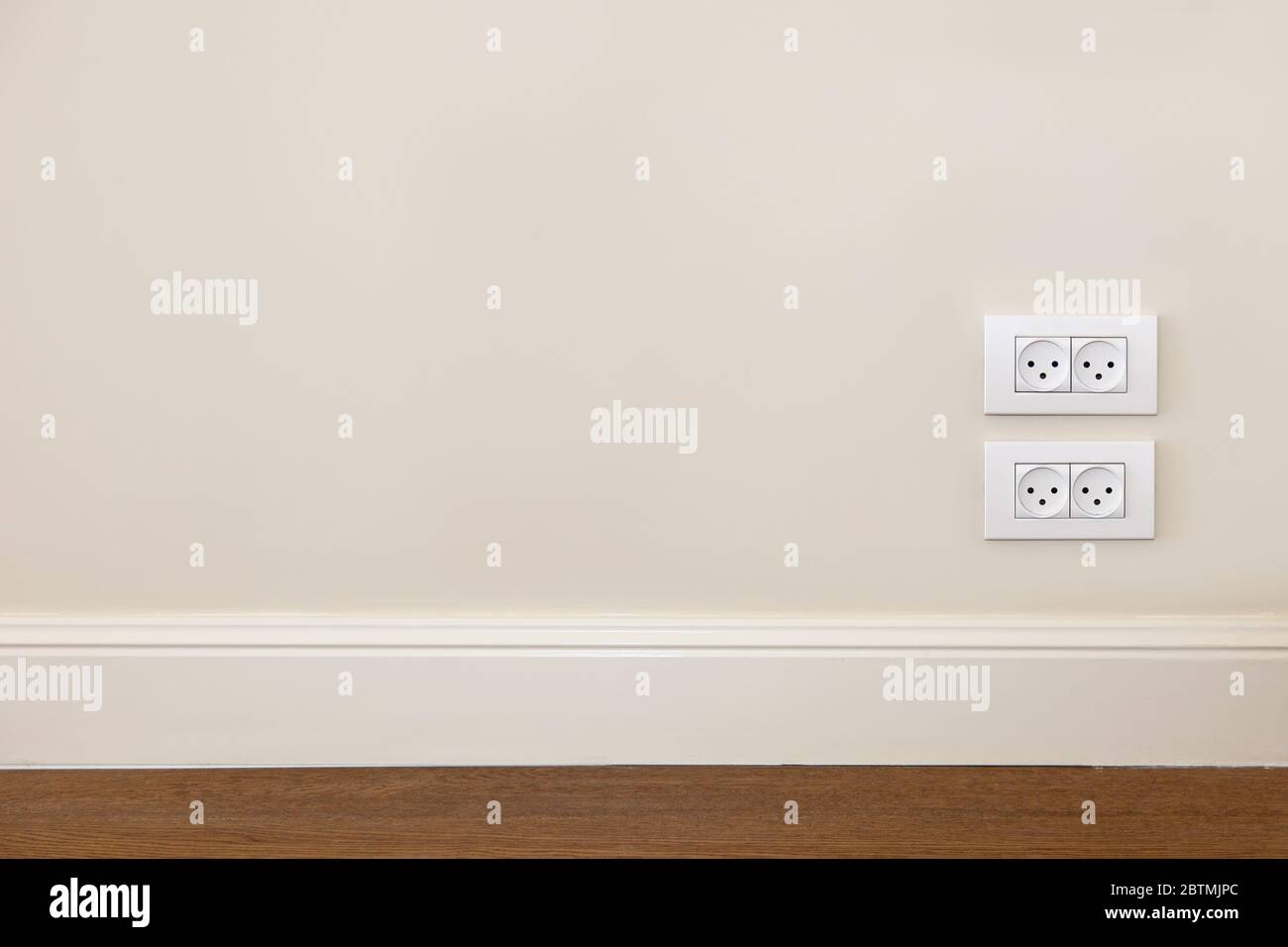 Empty wall with wooden floor and power outlet Stock Photo - Alamy