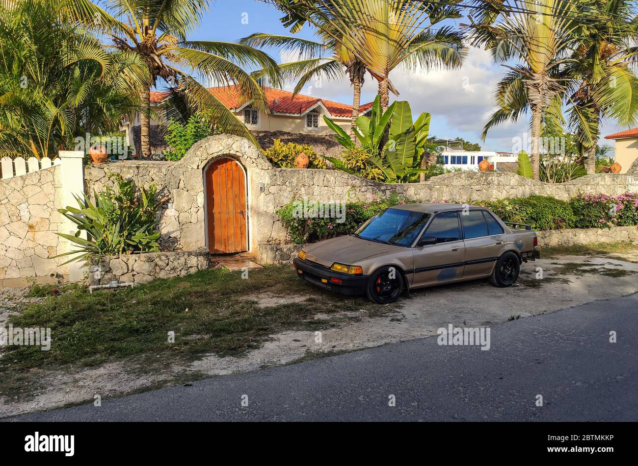 Dominican house and car Stock Photo - Alamy
