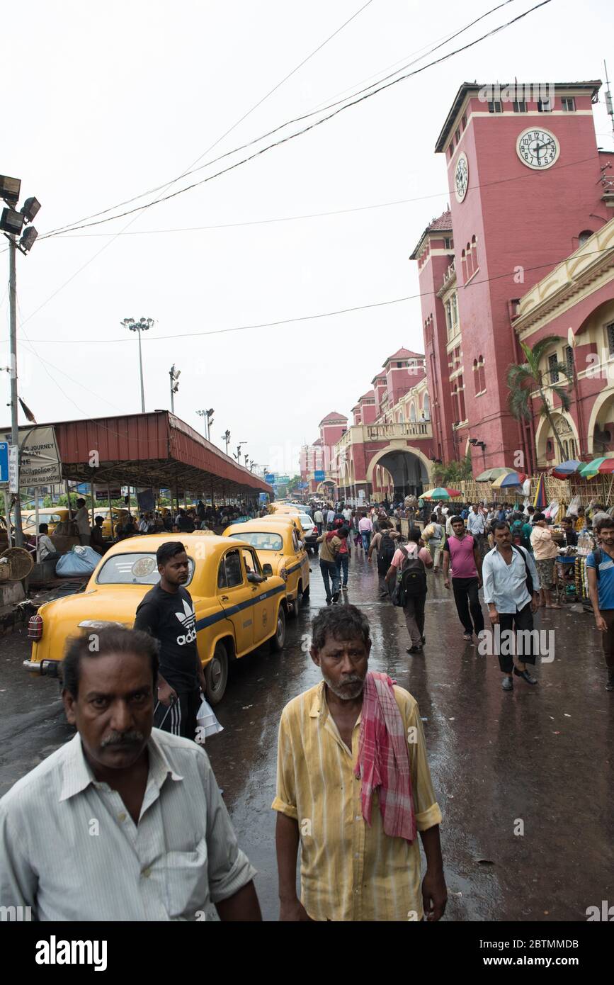 Howrah Junction Train Station, crowded and busy with commuters. Indian ...