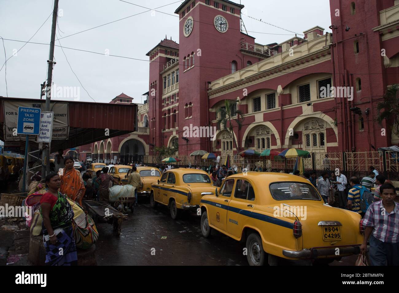 Howrah Junction Train Station, crowded and busy with commuters. Indian ...