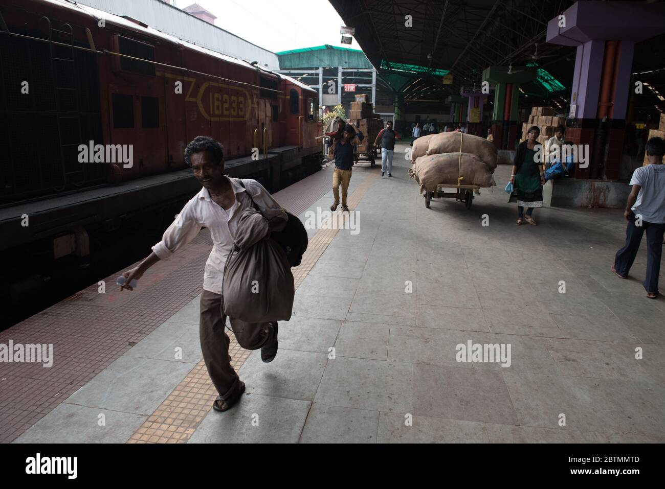 Howrah Junction Train Station, crowded and busy with commuters. Indian ...