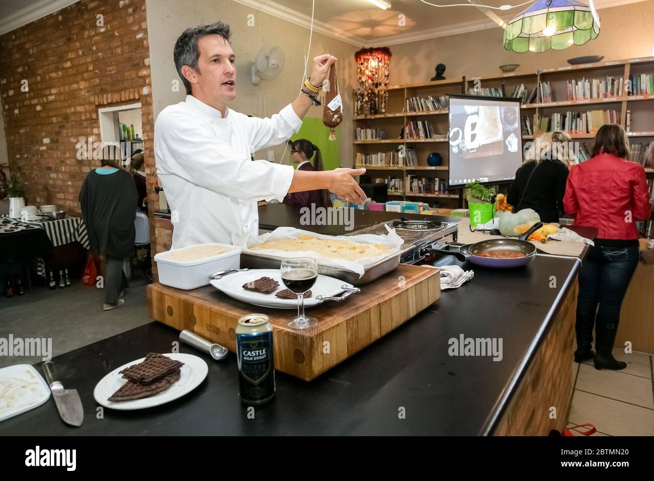 Cooking class audience hi-res stock photography and images - Alamy