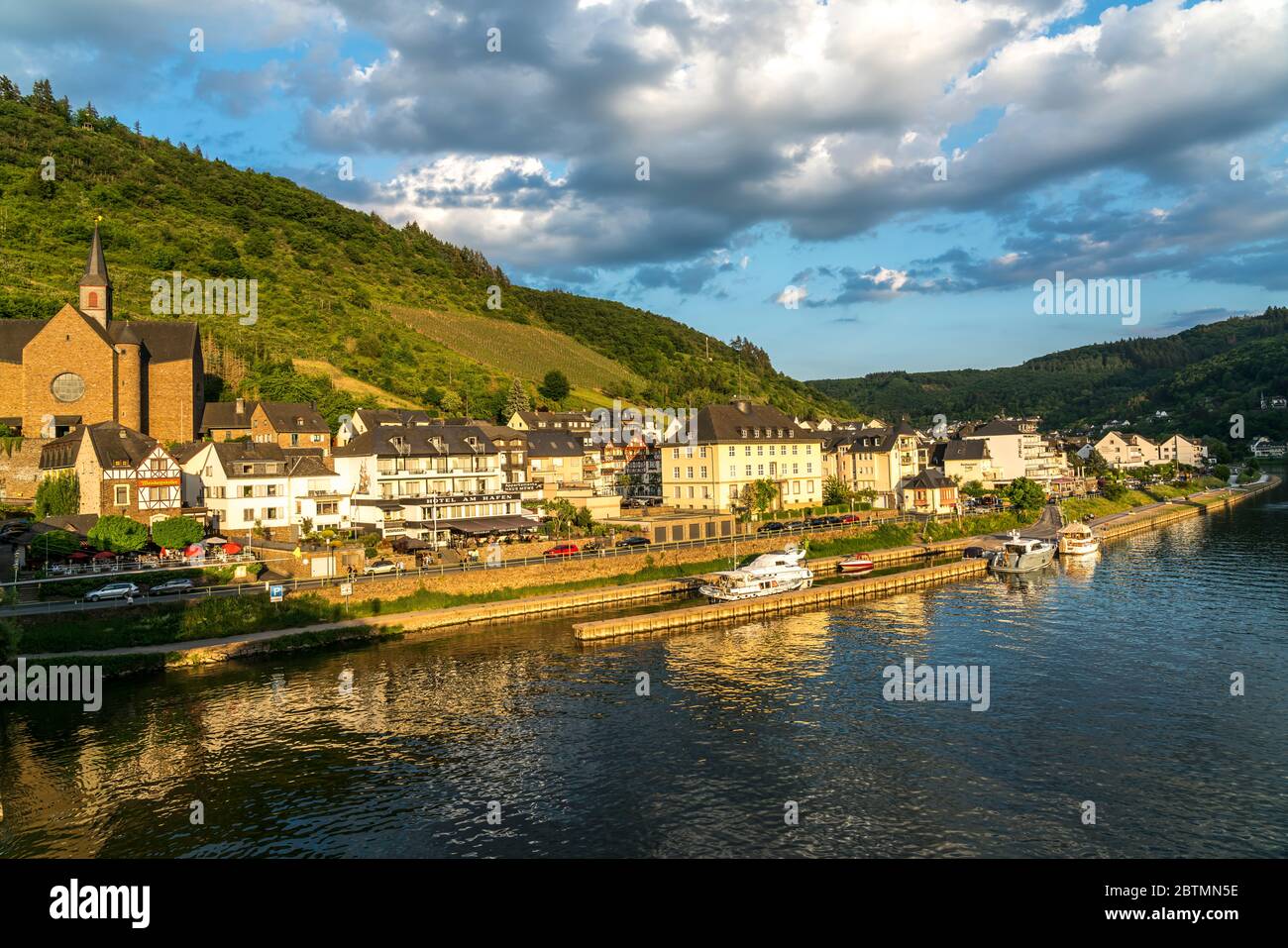 Mosel Hafen und Kirche St Remaclus in Cochem, Rheinland-Pfalz ...