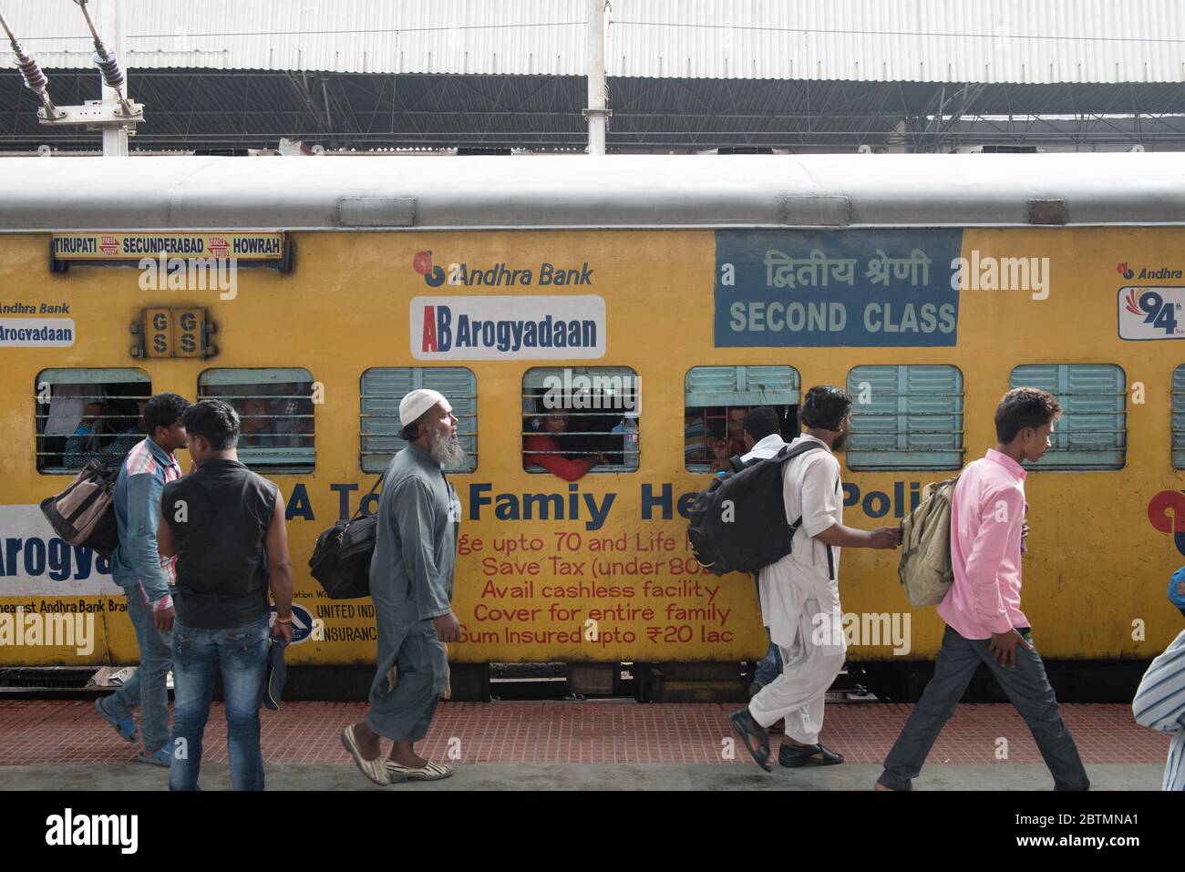 Howrah Junction Train Station, crowded and busy with commuters. Indian ...