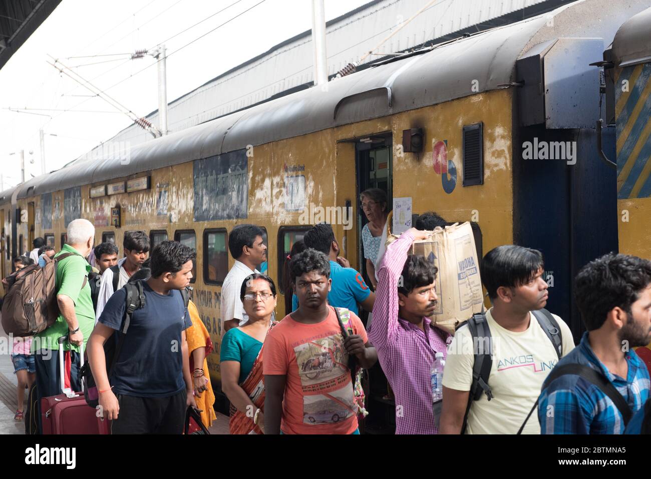 Howrah Junction Train Station, crowded and busy with commuters. Indian ...